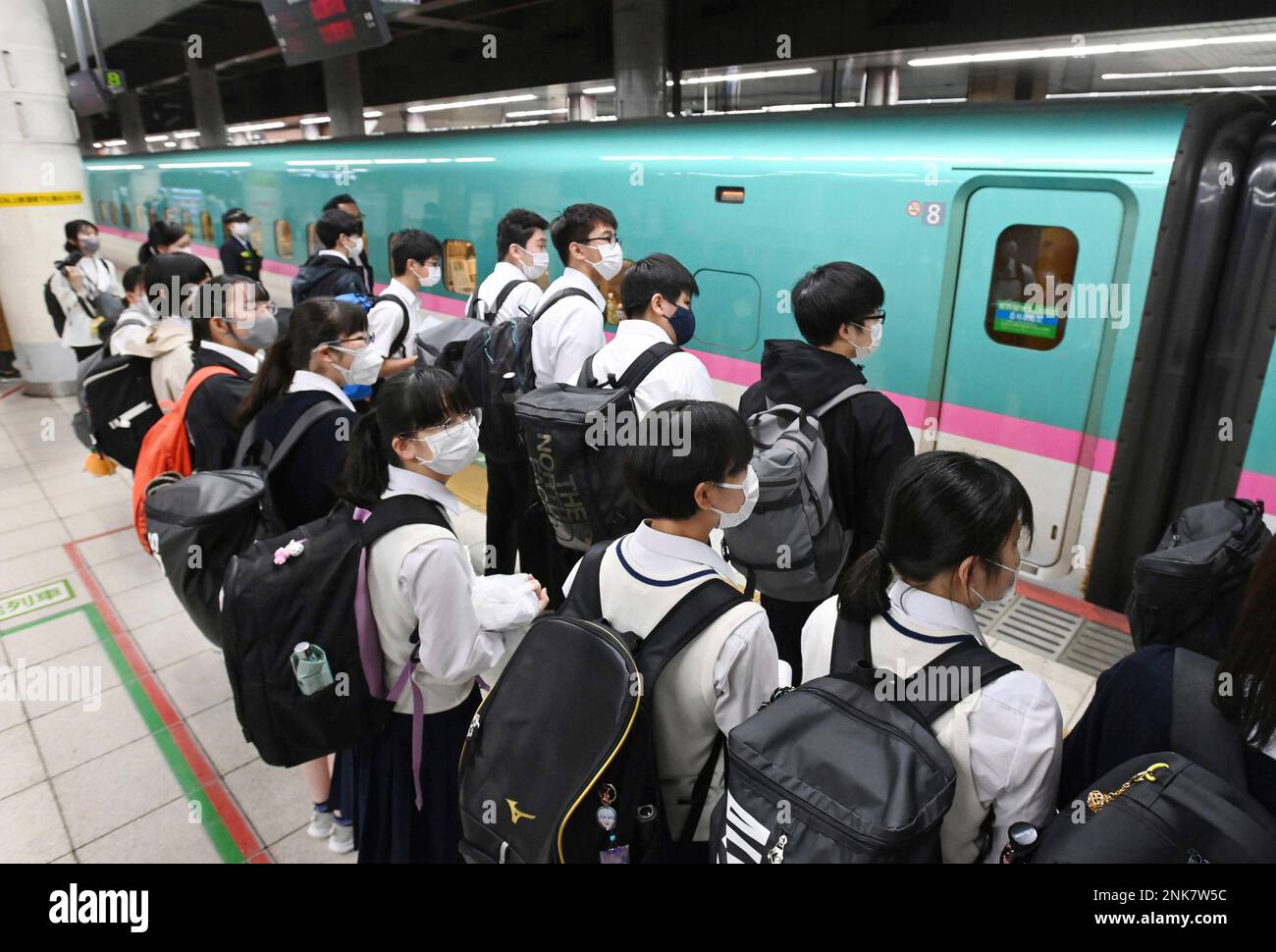 Students of Nerima Municipal No. 2 Junior High School get on the ...