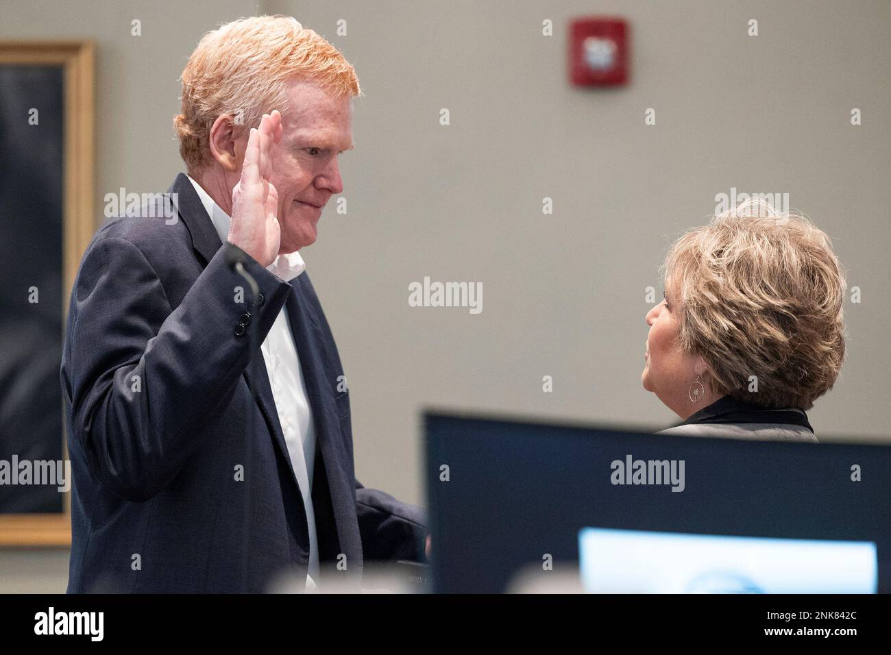 Alex Murdaugh swears to tell the truth before he takes the stand during ...