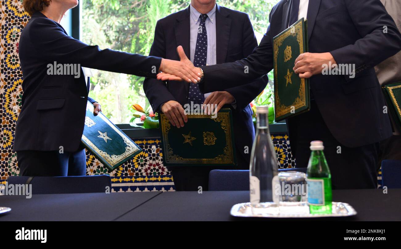 Negotiation table hi-res stock photography and images - Alamy