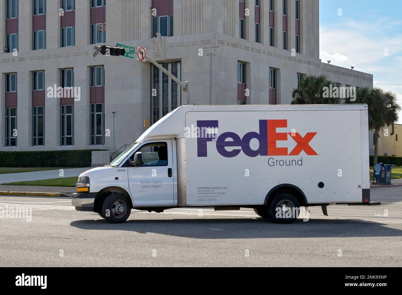 Fedex delivery truck hi-res stock photography and images - Alamy
