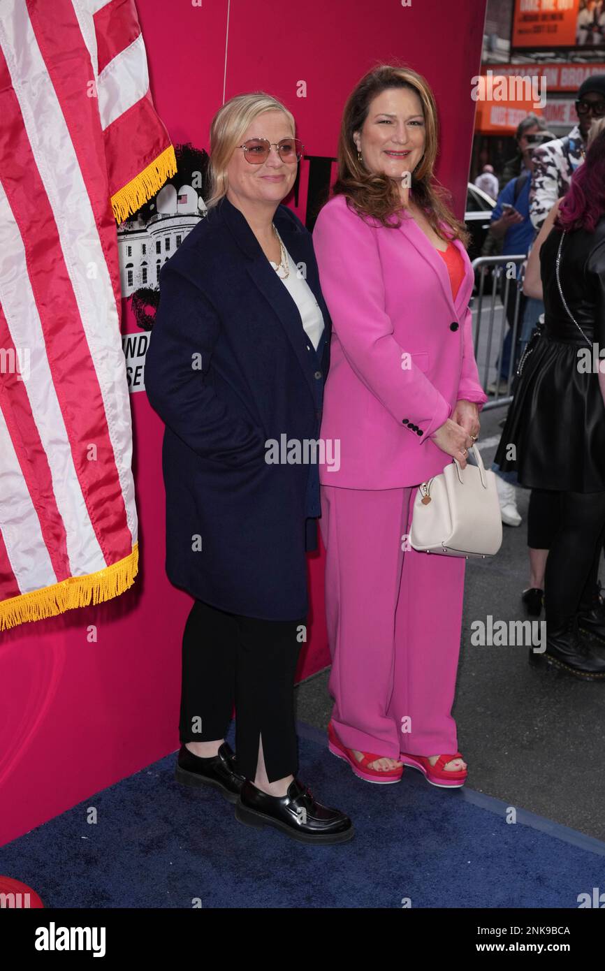 Photo by: John Nacion/STAR MAX/IPx 2002 5/1/22 Amy Poehler and Ana ...