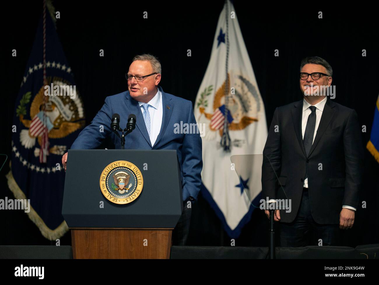 Ted Mondale eulogizes his father, with his brother, William, at his ...