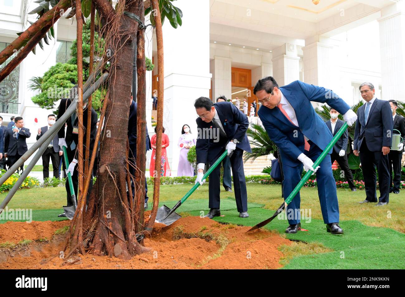 Vietnam's Prime Minister Phạm Minh Chính (Pham Minh Chinh) and Japan's ...