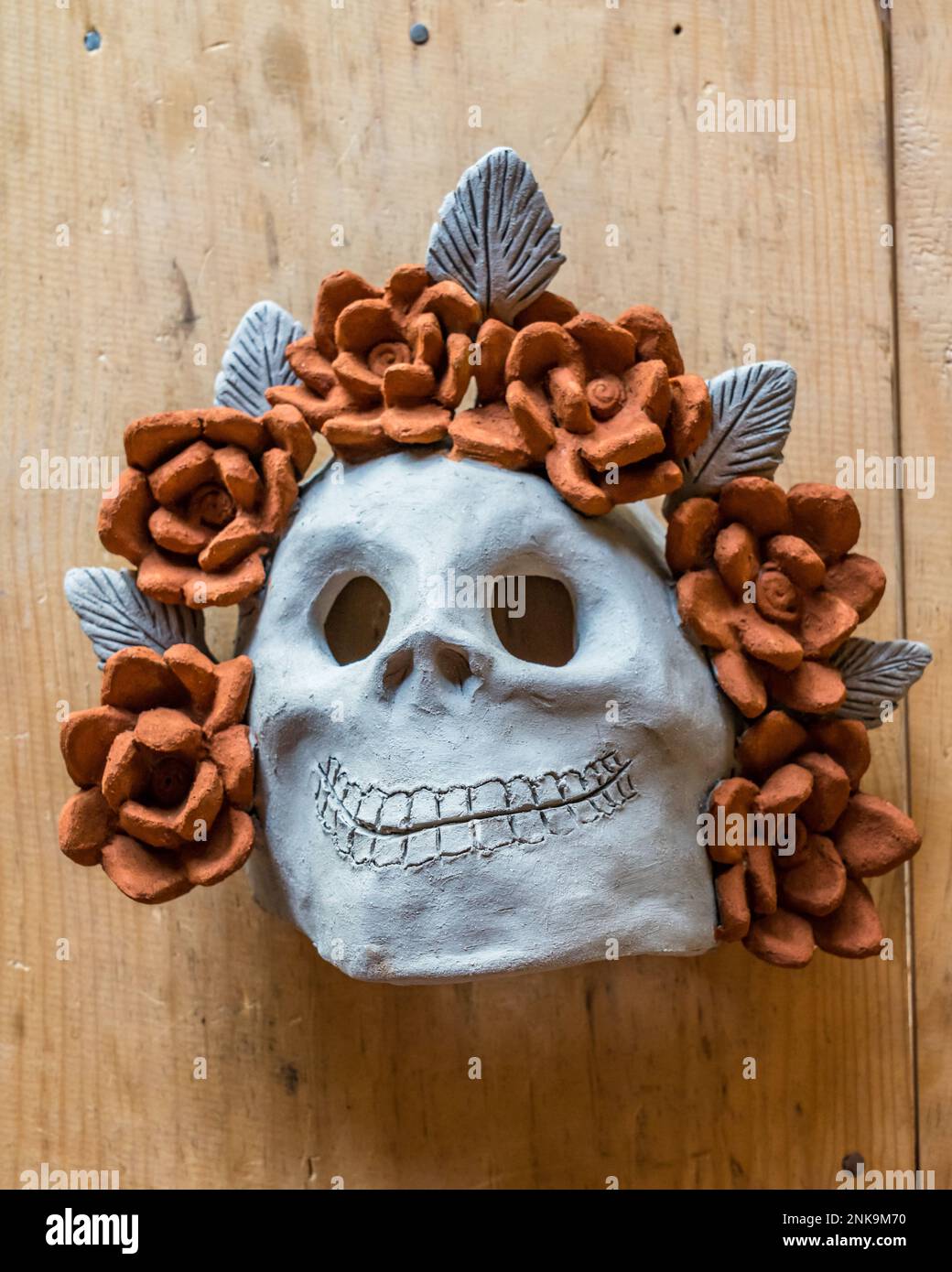 Ceramic skull with flowers in the workshop of the Teodora Blanco family ...