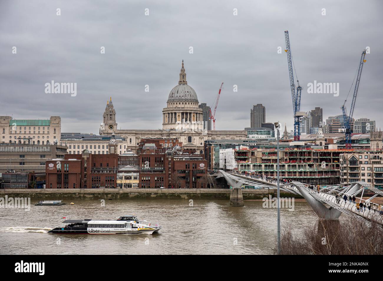 London cloudy sky hi-res stock photography and images - Alamy
