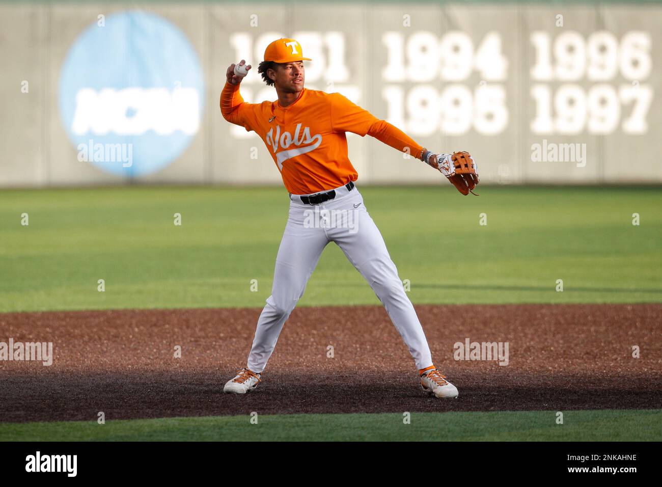 Tennessee Volunteers third baseman Trey Lipscomb (21) on defense ...
