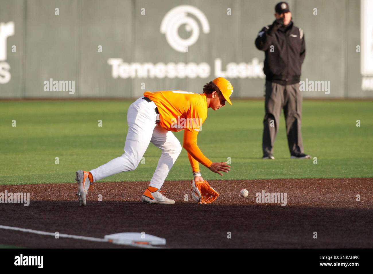 Tennessee Volunteers third baseman Trey Lipscomb (21) on defense ...