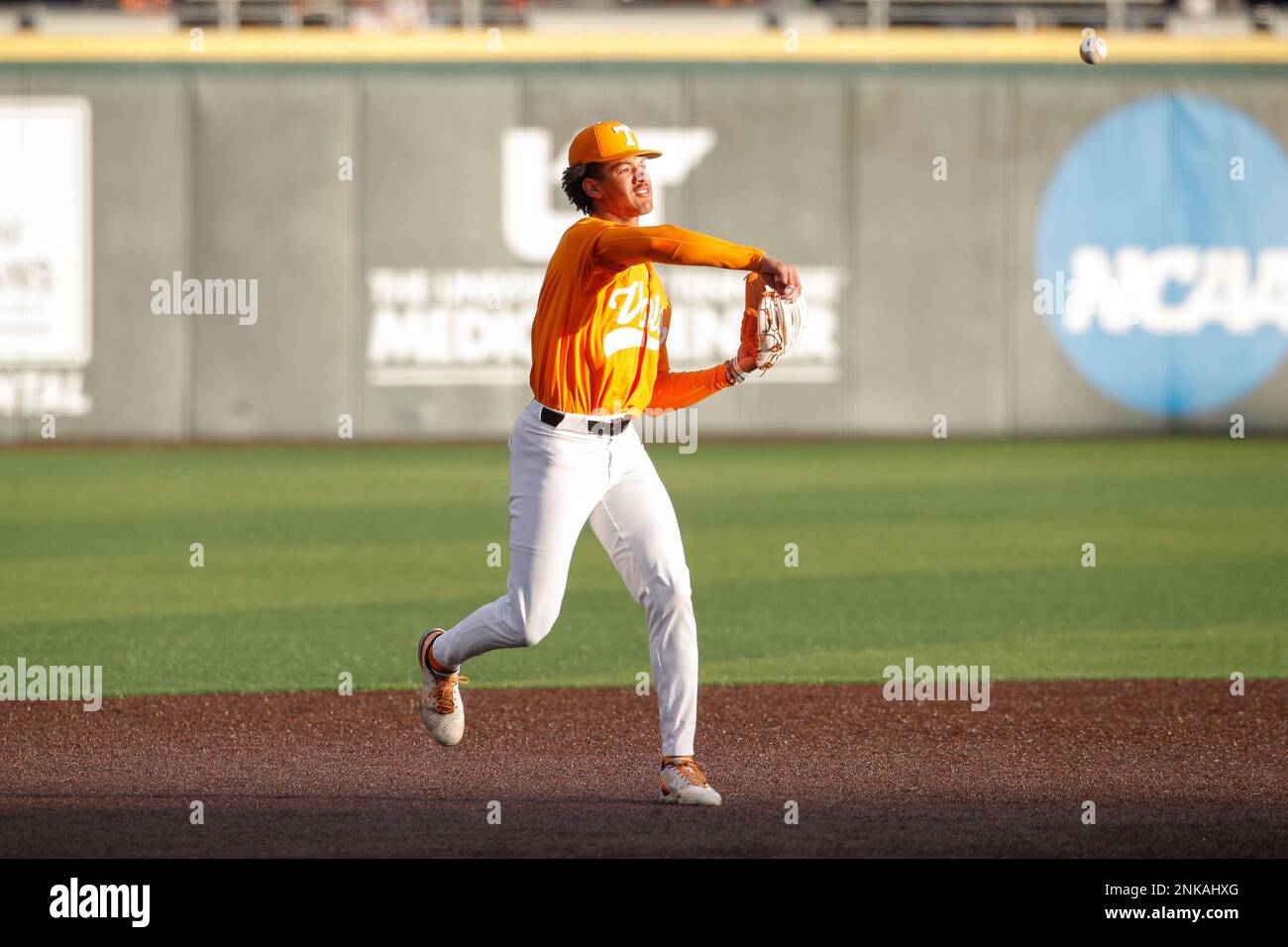 Tennessee Volunteers third baseman Trey Lipscomb (21) on defense ...