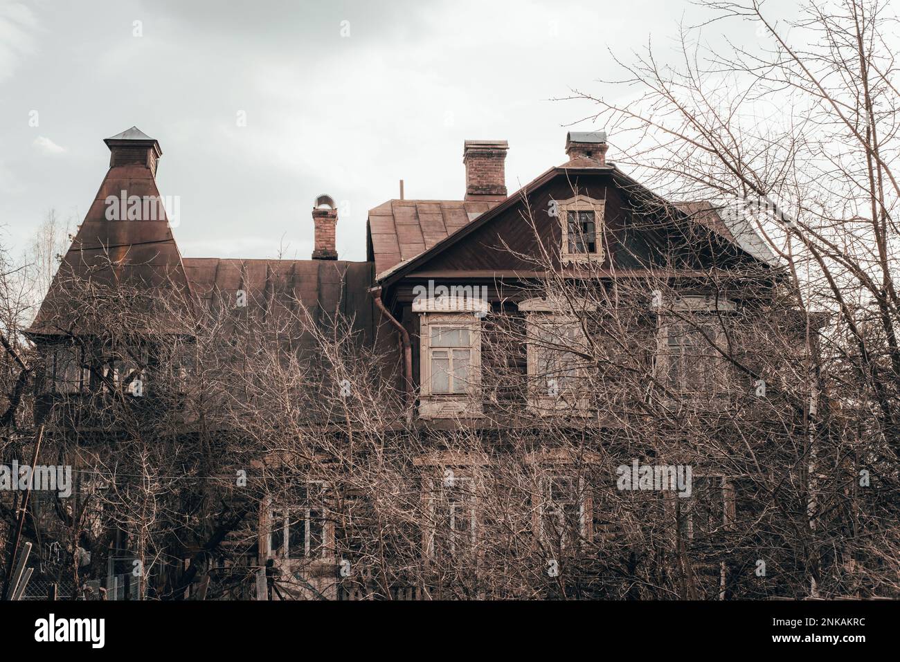 Creepy manor hi-res stock photography and images - Alamy