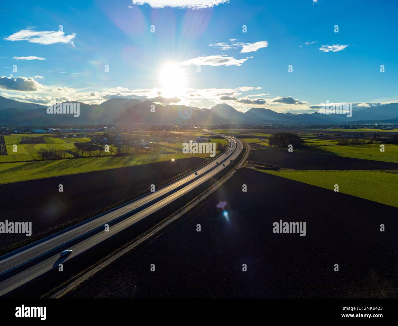 Setting sun on highway hi-res stock photography and images - Alamy