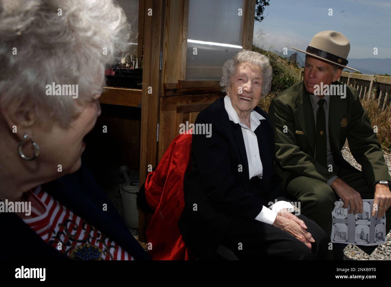 Betty Lou Vickery (center) talks with her daughter, Sandy Barron (left ...
