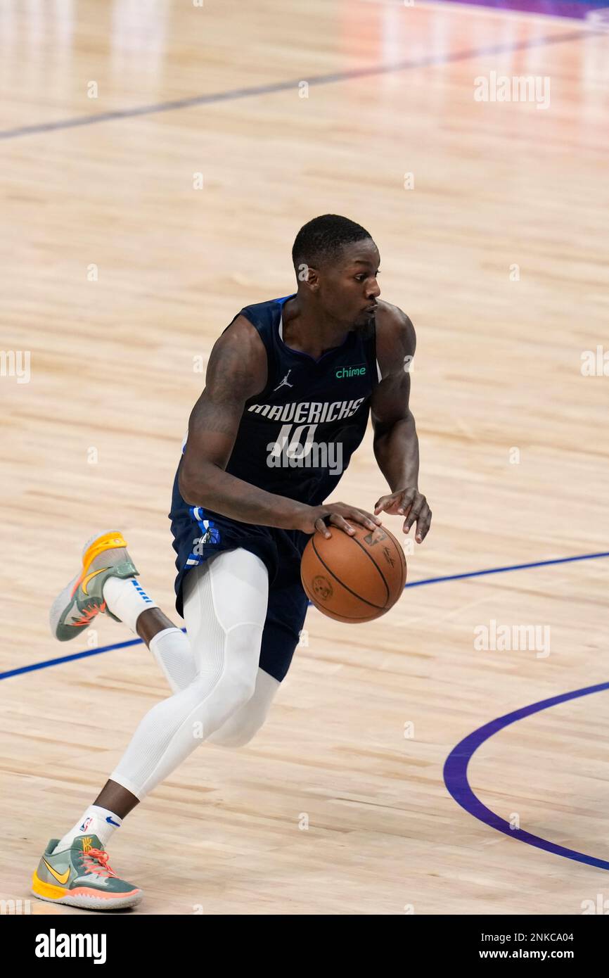 Dallas Mavericks forward Dorian Finney-Smith (10) brings the ball up ...
