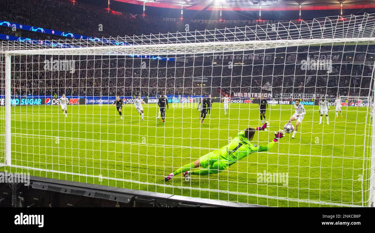 Khvicha KVARATSKHELIA (SSC Napoli) misses the penalty spot but Kevin ...