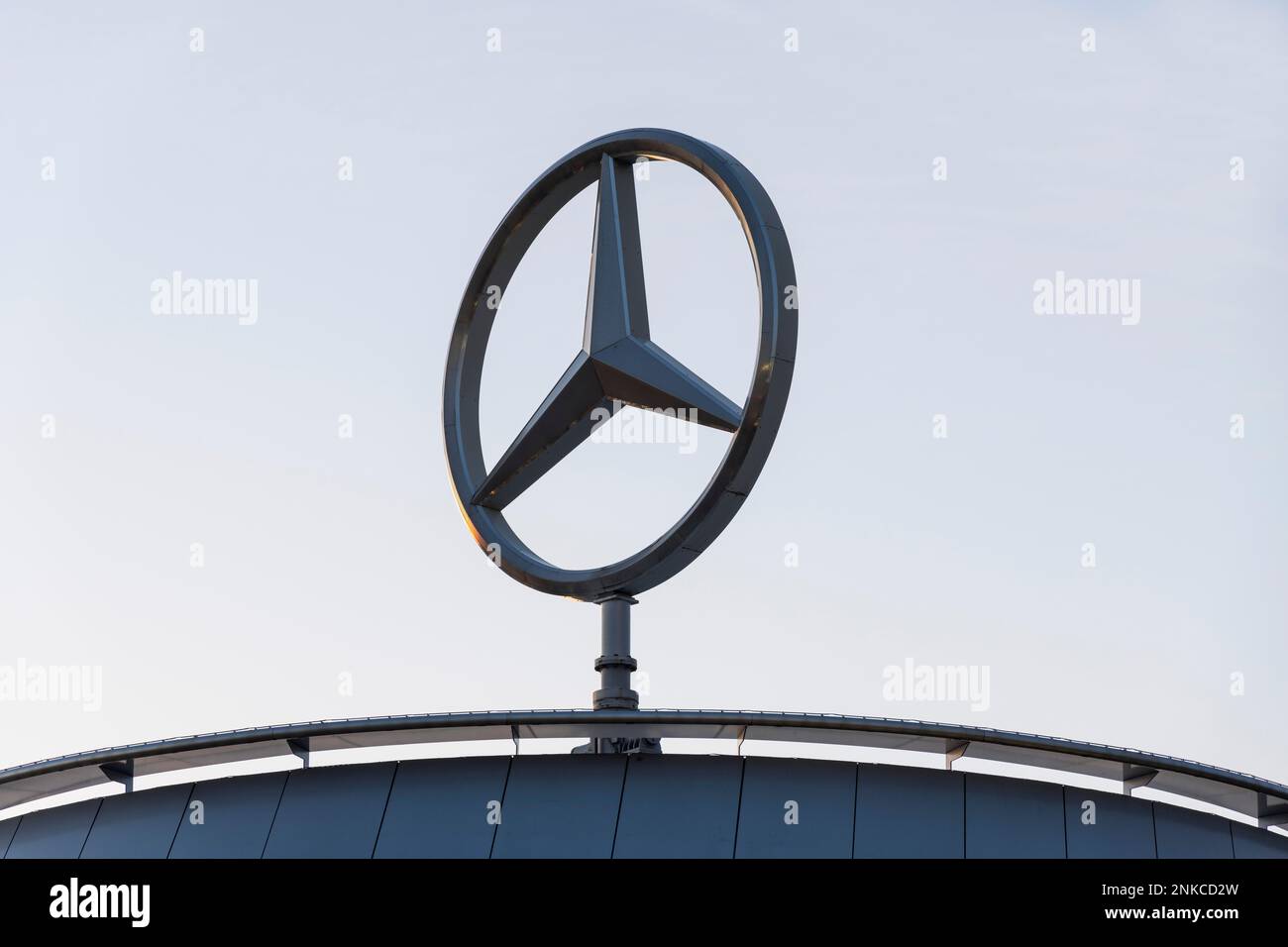 Mercedes star on building of Mercedes Benz branch, Stuttgart ...