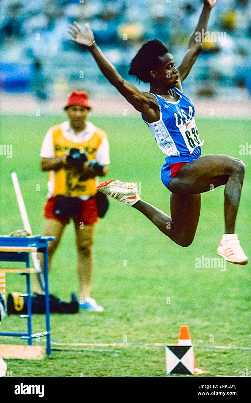 Jackie Joyner-Kersee competing in the Heptathlon at the 1987 World ...