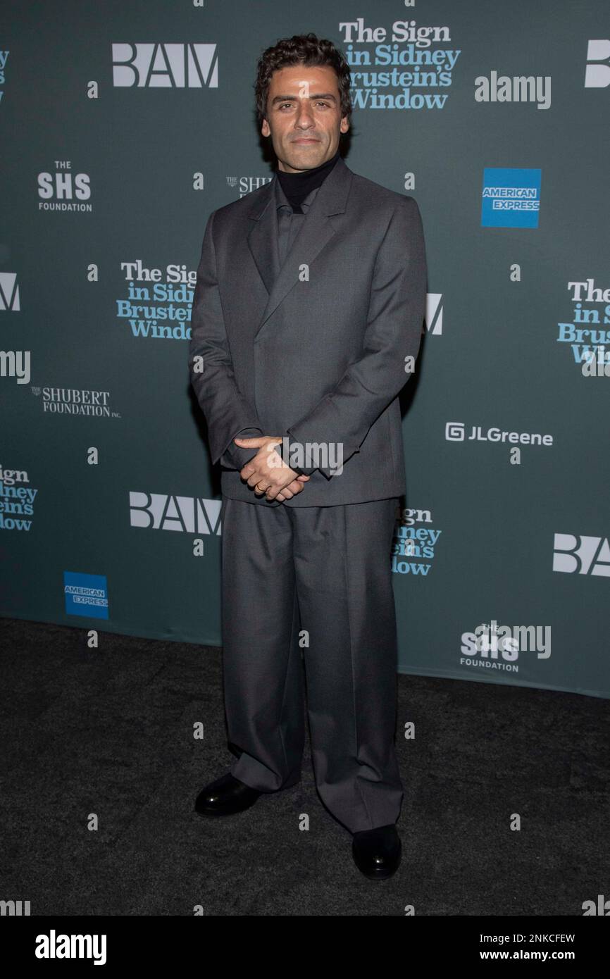 Actor Oscar Isaac attends "The Sign in Sidney Brustein's Window ...