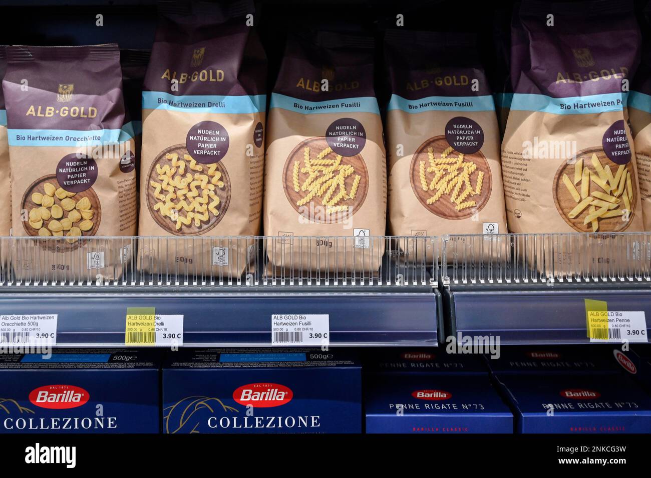 Shop shelf with pasta hi-res stock photography and images - Alamy