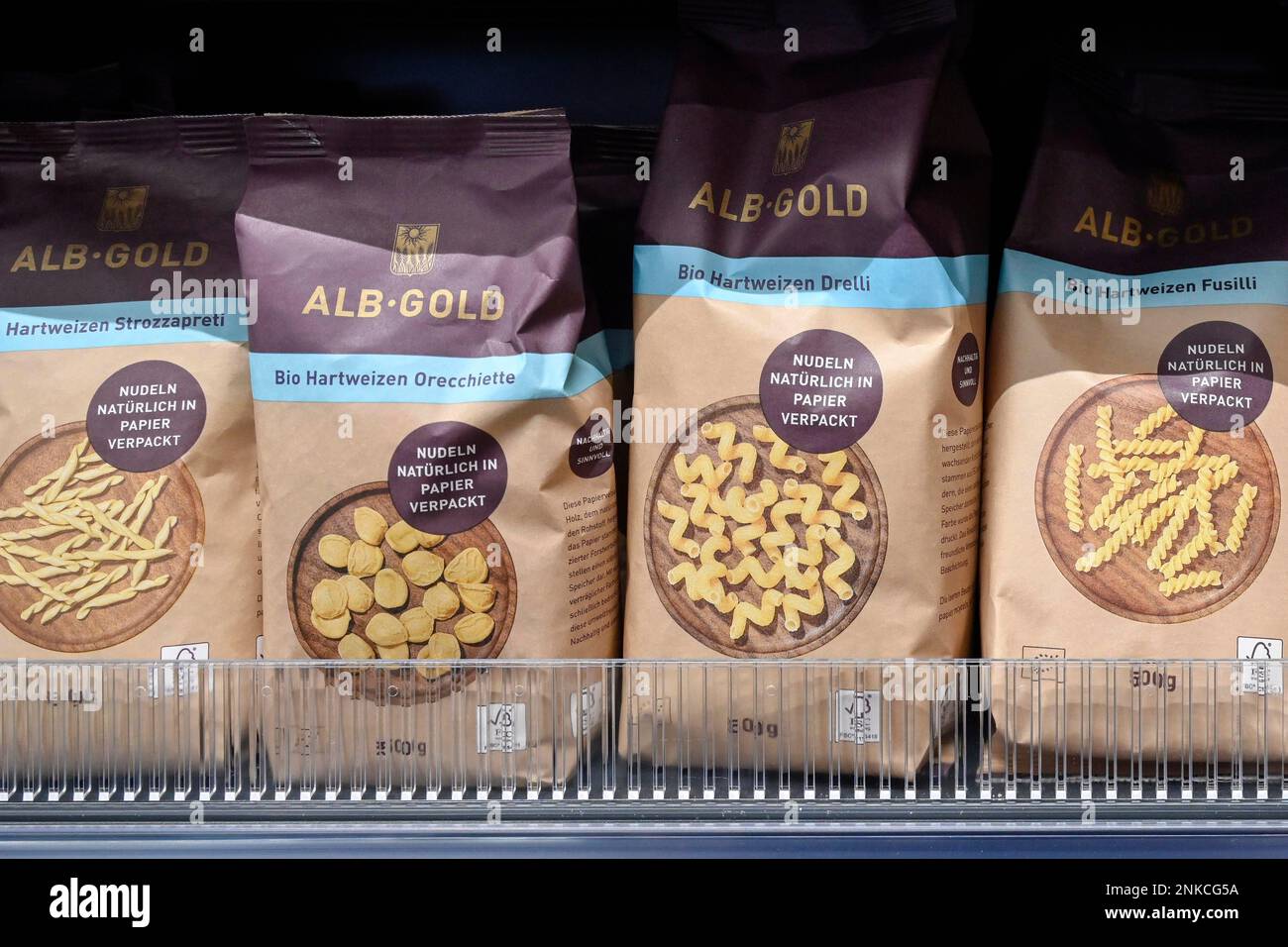 Pasta supermarket shelf hi-res stock photography and images - Alamy