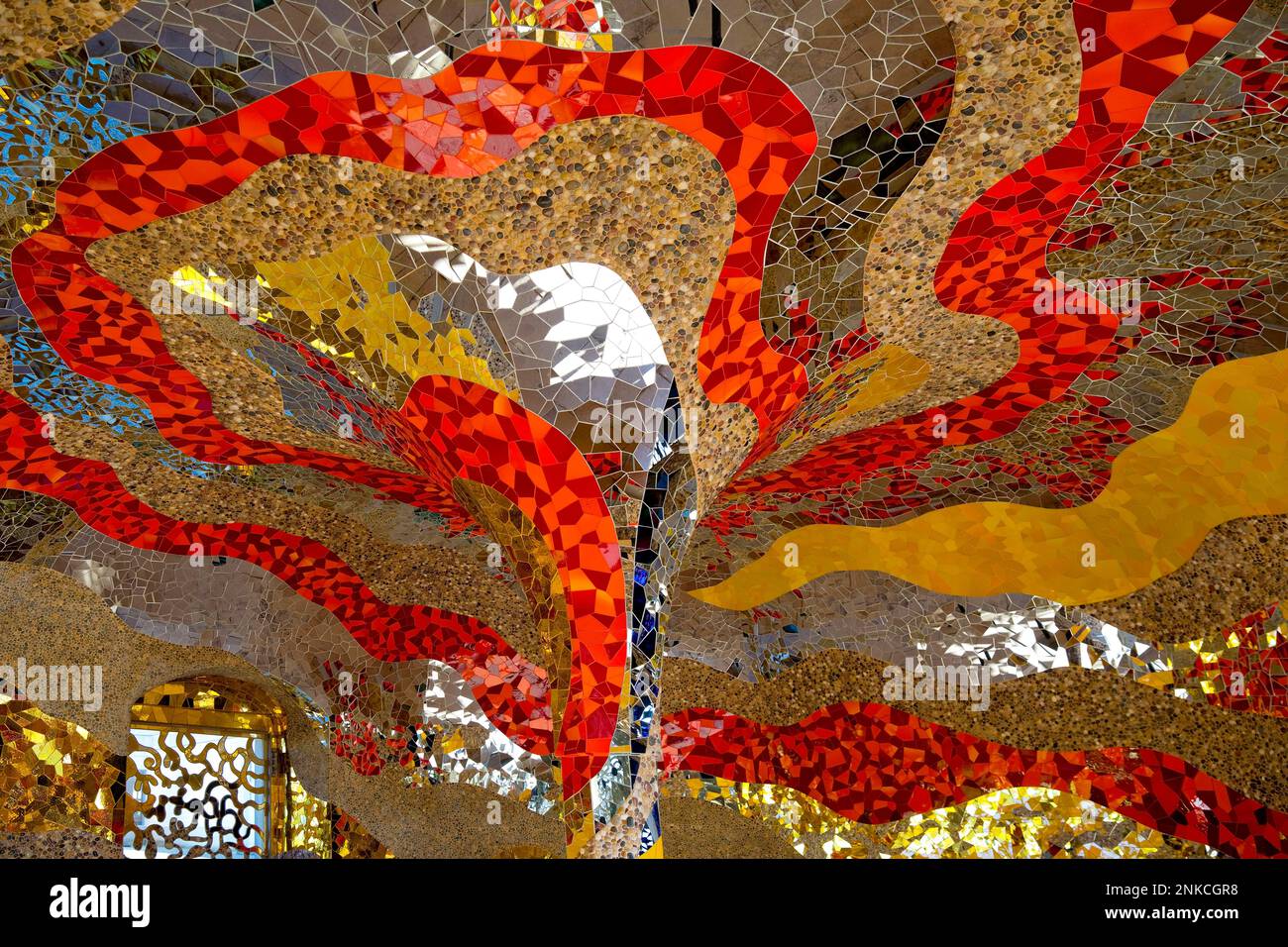 Grotto by Niki de Saint Phalle in the Great Garden, Herrenhaeuser ...