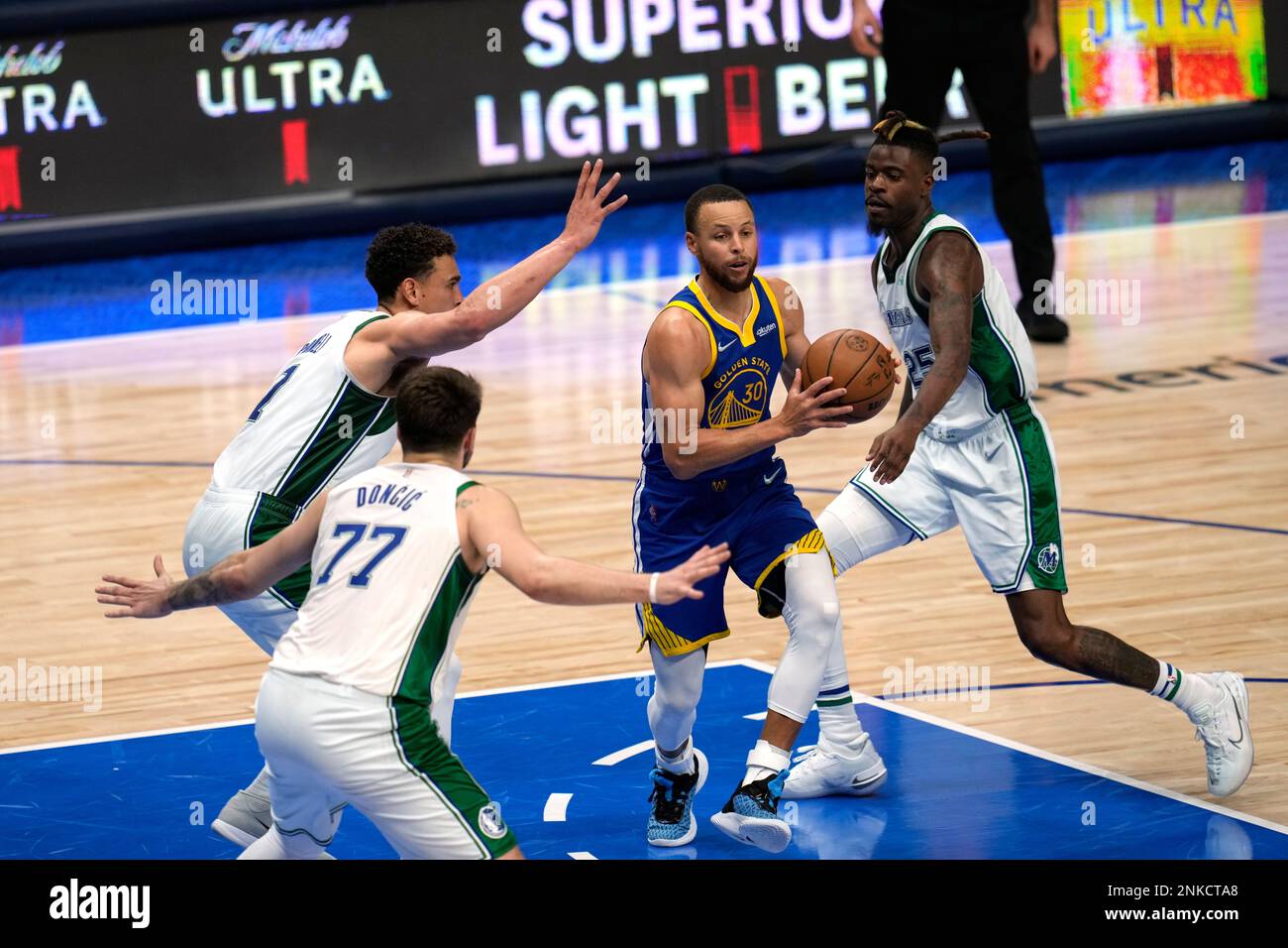 Golden State Warriors guard Stephen Curry (30) passes out of the lane ...