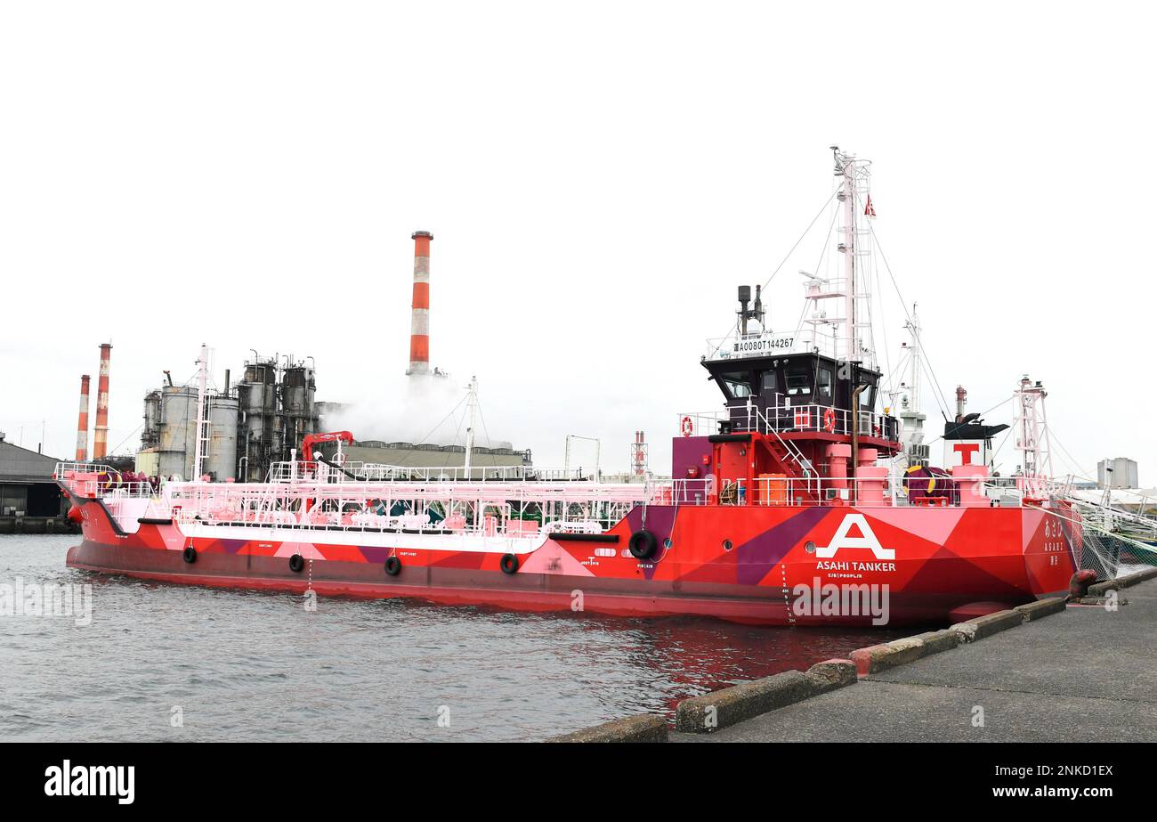 World's first Zero-Emission Electric Tanker ASAHI ports at a charging ...