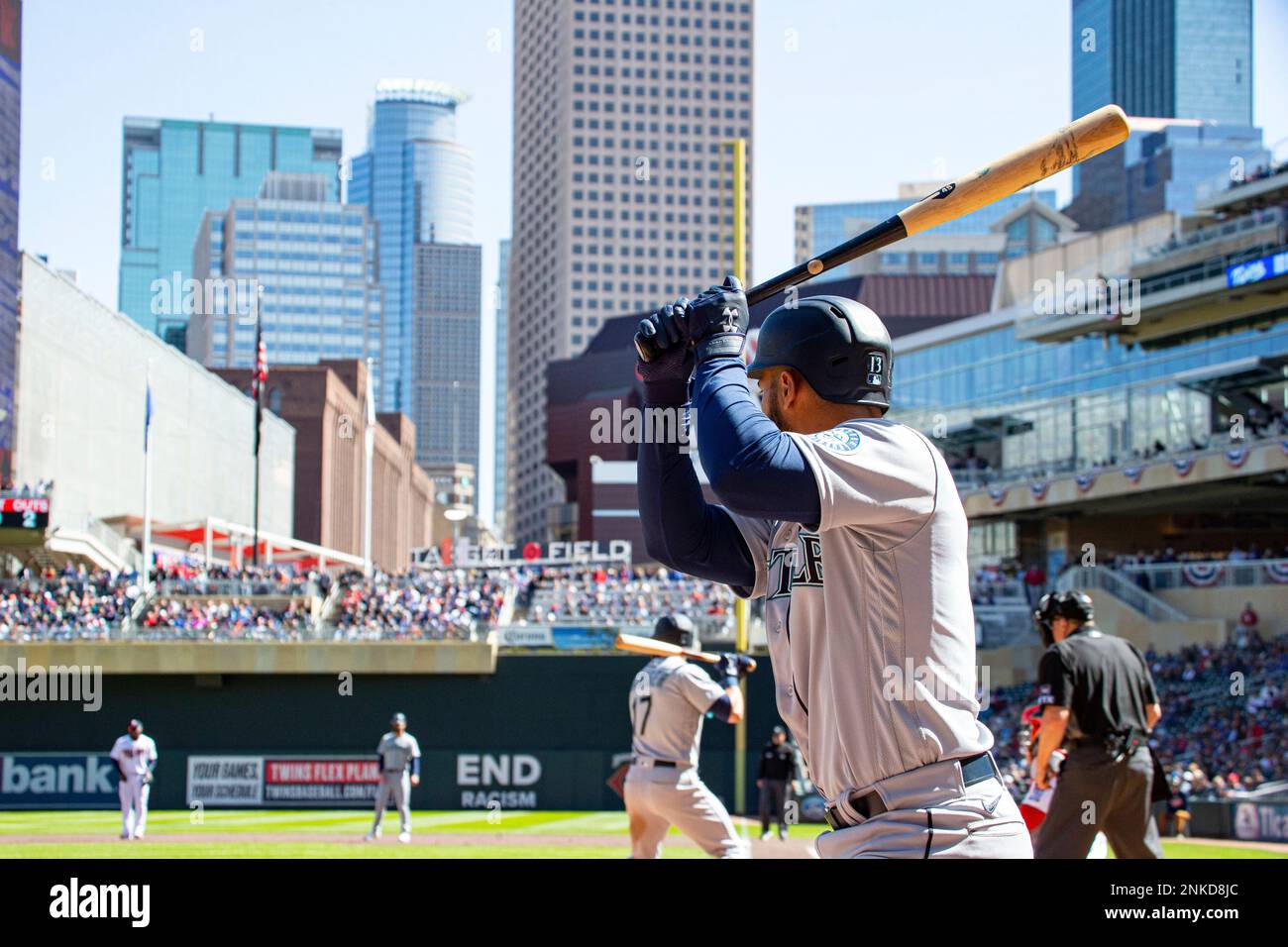 MINNEAPOLIS, MN - APRIL 09: Seattle Mariners third baseman Abraham Toro ...
