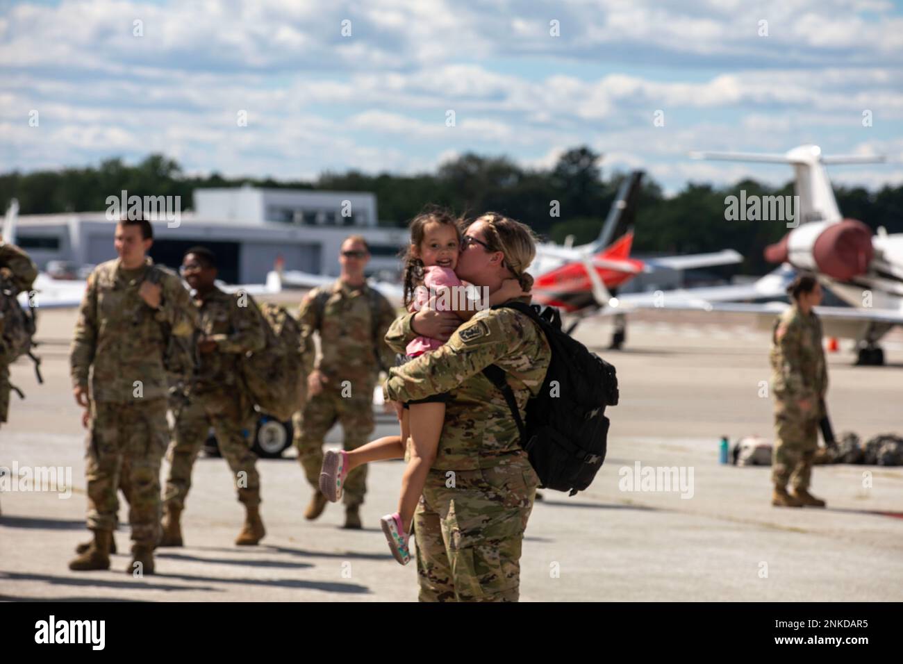 U.S. Army Soldiers assigned to the 186th Brigade Support Battalion ...