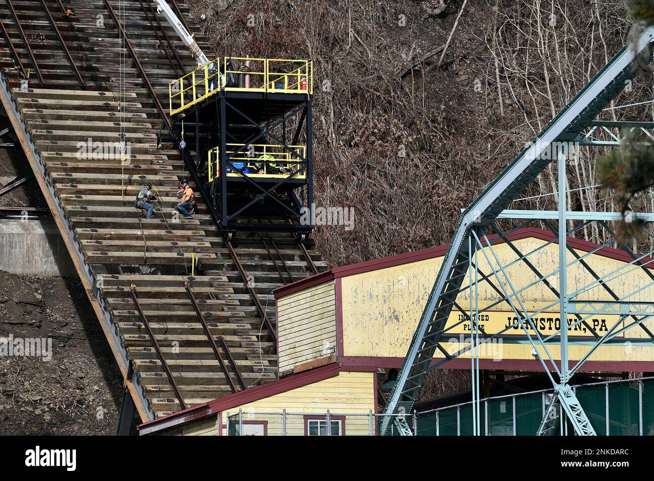 Mosites Construction of Pittsburgh laborers work on replacing the steel ...