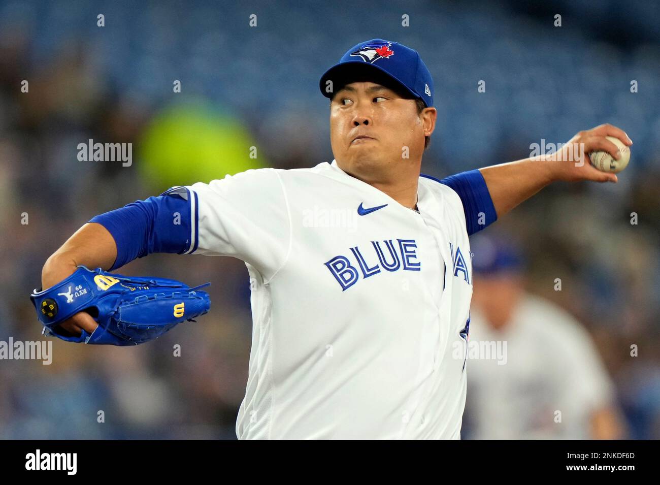 Toronto Blue Jays starting pitcher Hyun Jin Ryu (99) pitches to the ...