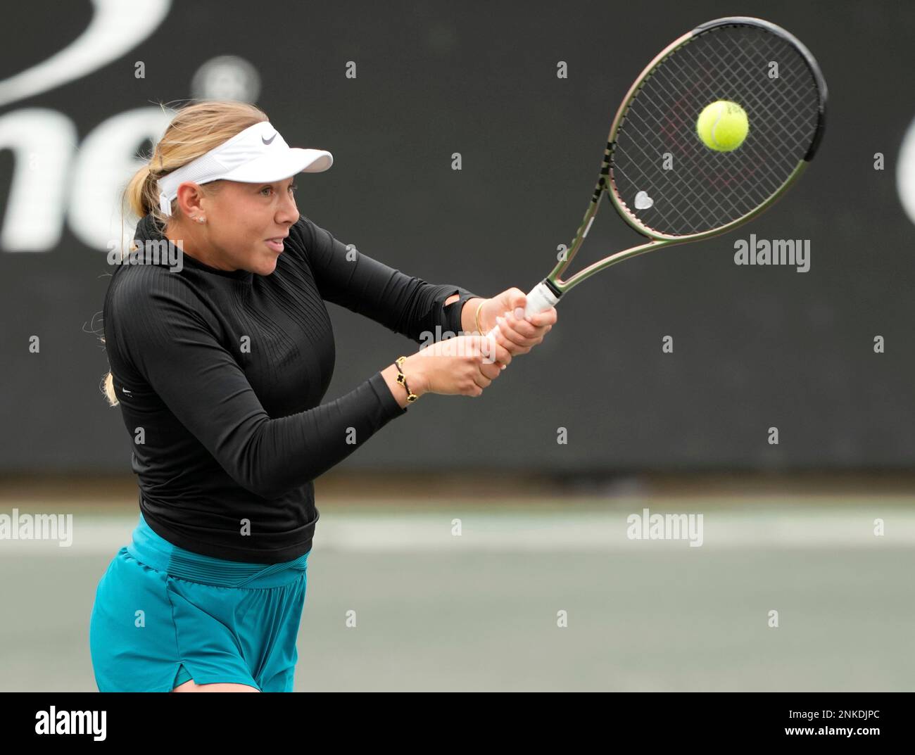 April 9, 2022: Amanda Anisimova (USA) loses to Ons Jabeur (TUN), 2-6, 6 ...