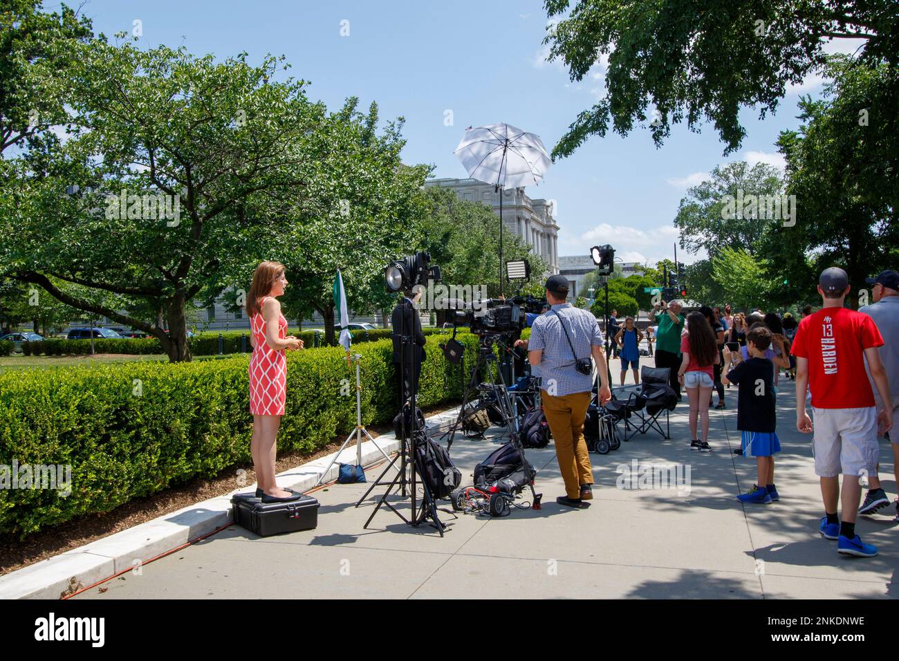 Femalereporter hi-res stock photography and images - Alamy