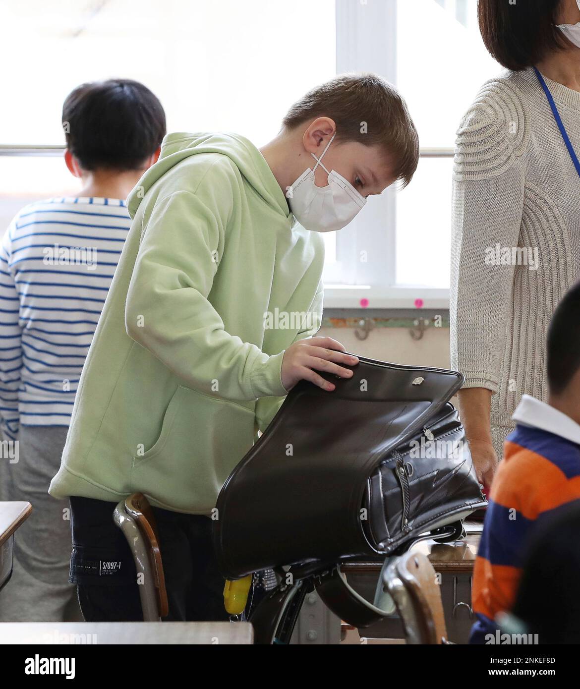 An evacuee from Ukraine goes to an elementary school in Obu City, Aichi ...