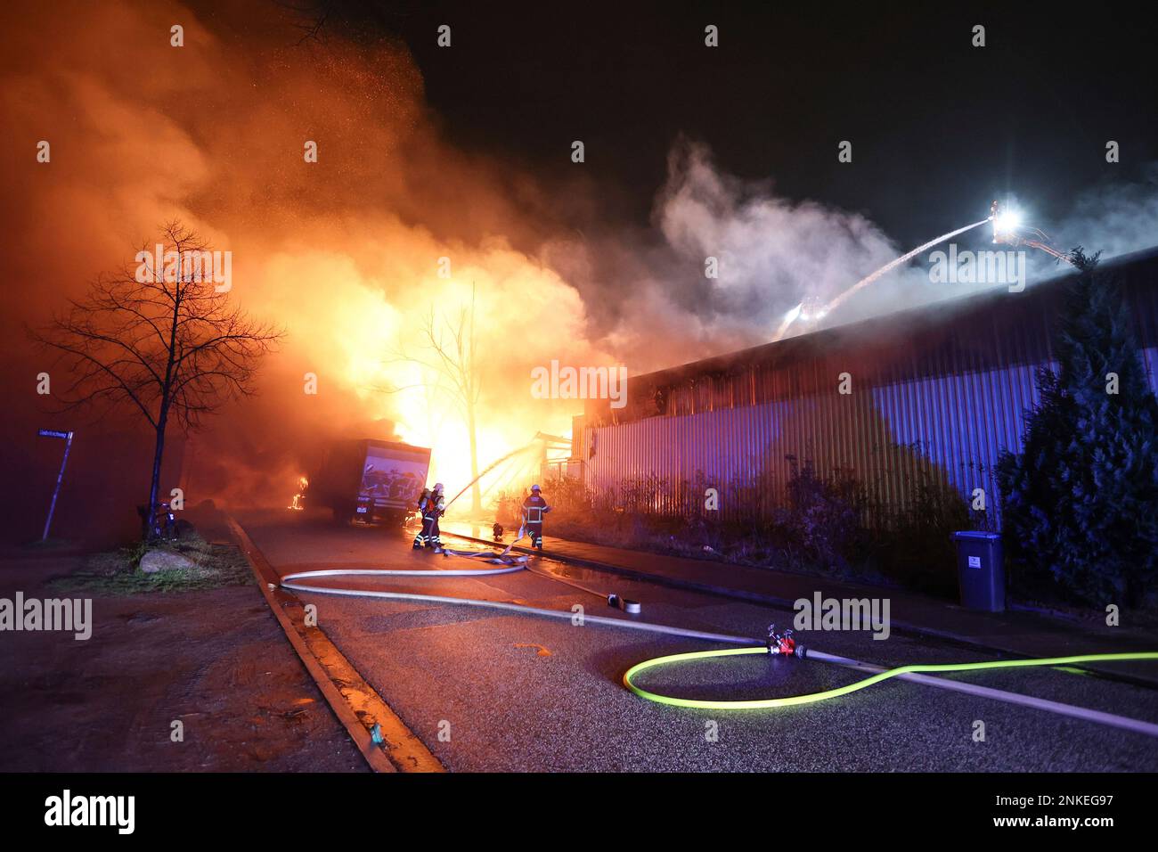Emergency forces from the Hamburg Fire Department extinguish a major ...