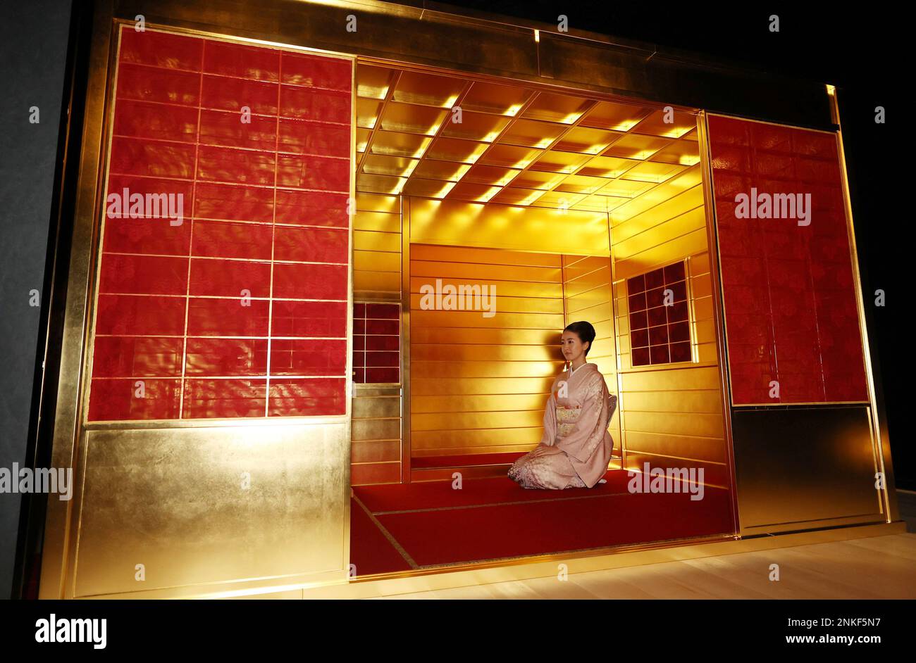 A replica of Toyotomi Hideyoshi's portable golden tea room is unveiled ...