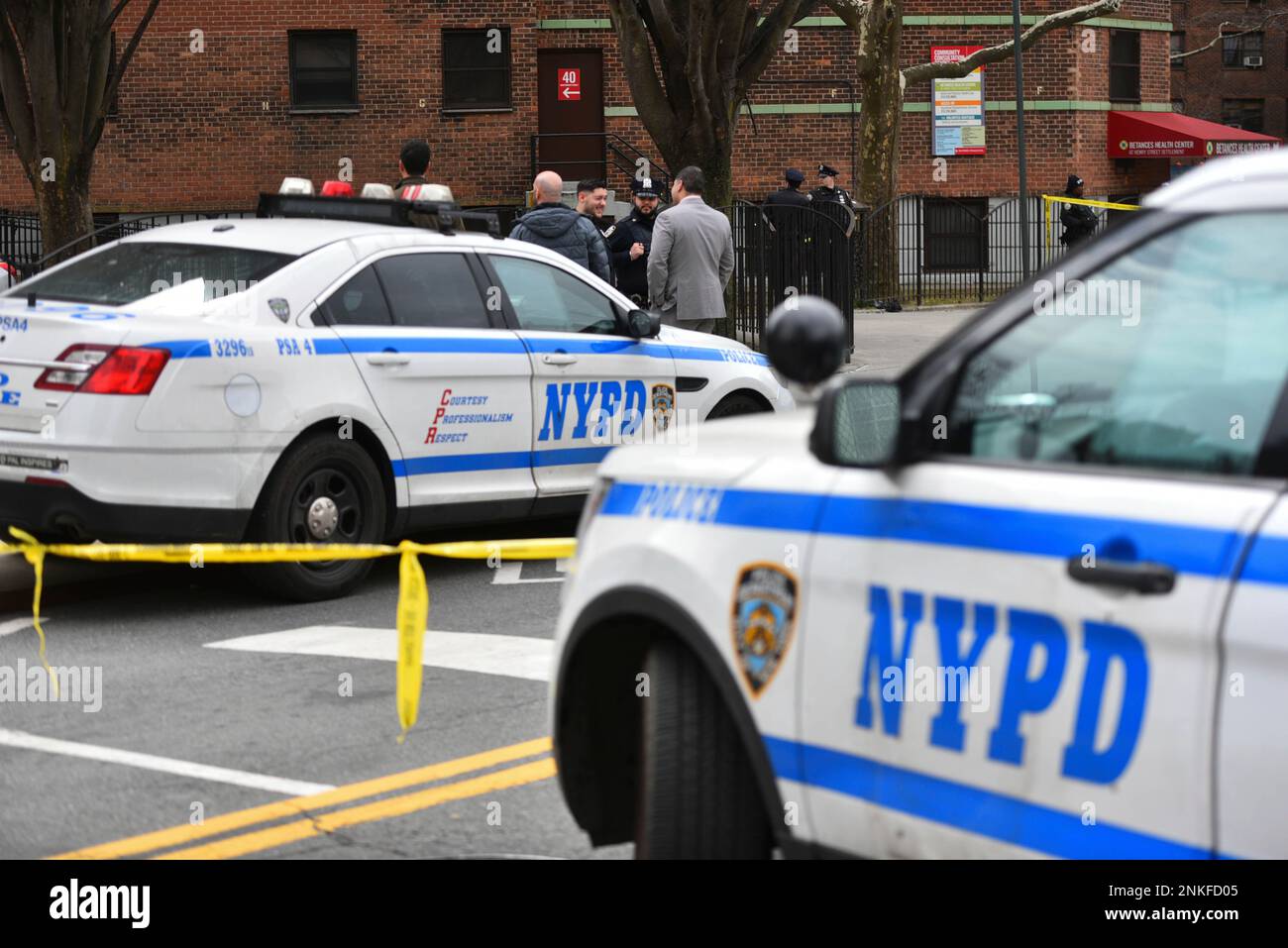 Photo by: NDZ/STAR MAX/IPx 2022 3/30/22 NYPD detectives investigate a ...