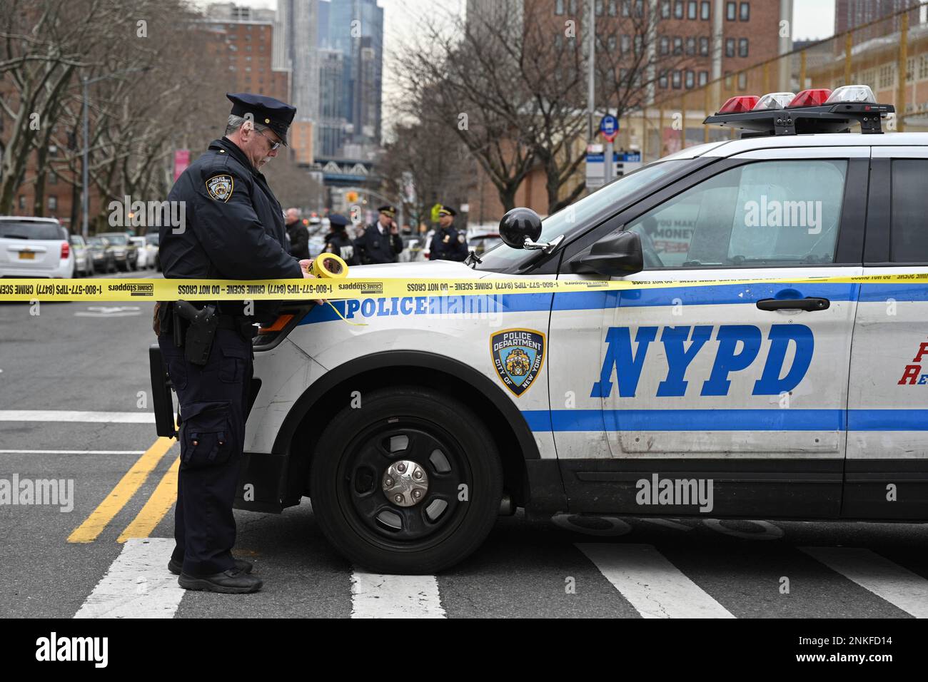 Photo by: NDZ/STAR MAX/IPx 2022 3/30/22 NYPD detectives investigate a ...