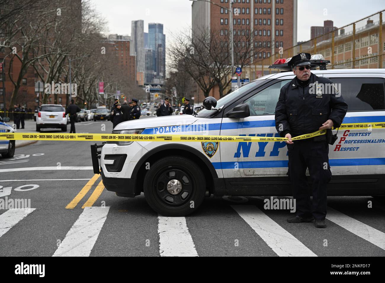 Photo by: NDZ/STAR MAX/IPx 2022 3/30/22 NYPD detectives investigate a ...