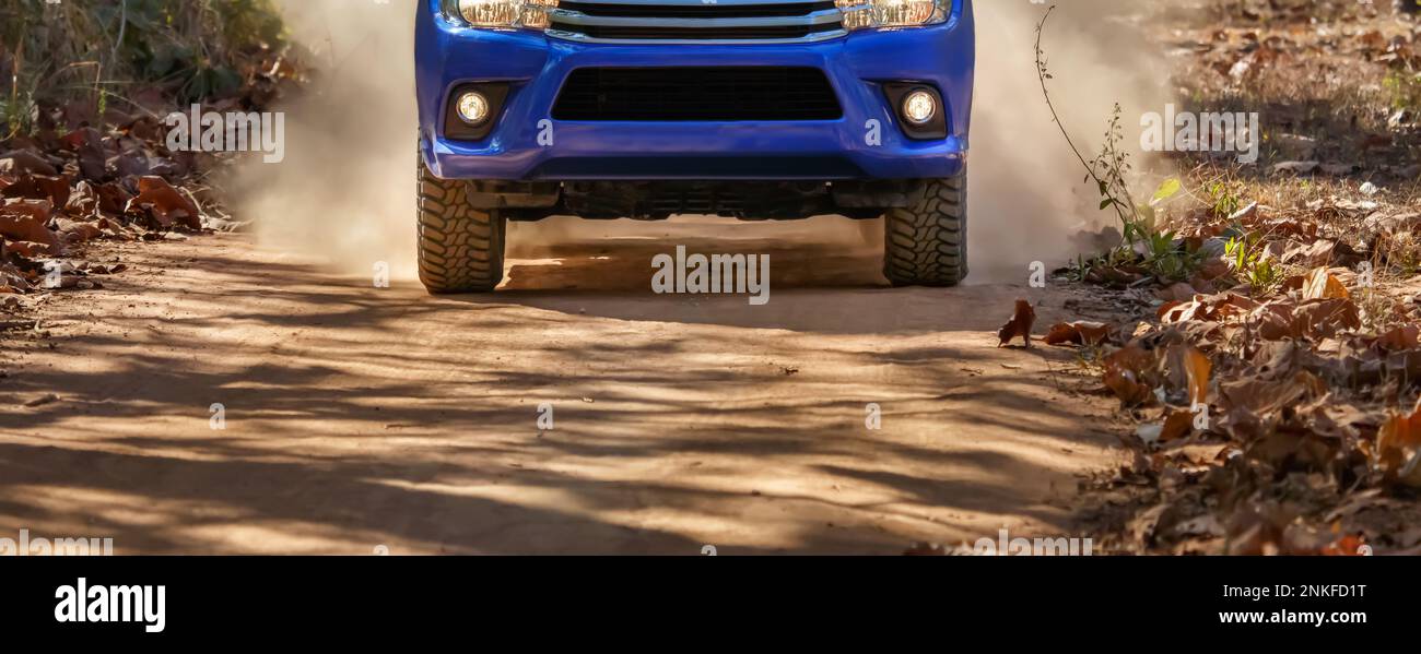 Dusty suv hi-res stock photography and images - Alamy