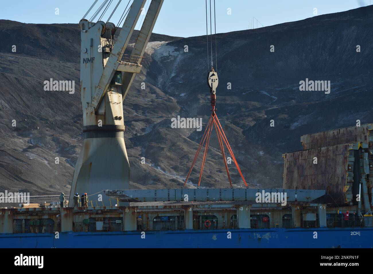 Sailors from Navy Cargo Handling Battalion (NCHB) 1 and NCHB-5 offload ...