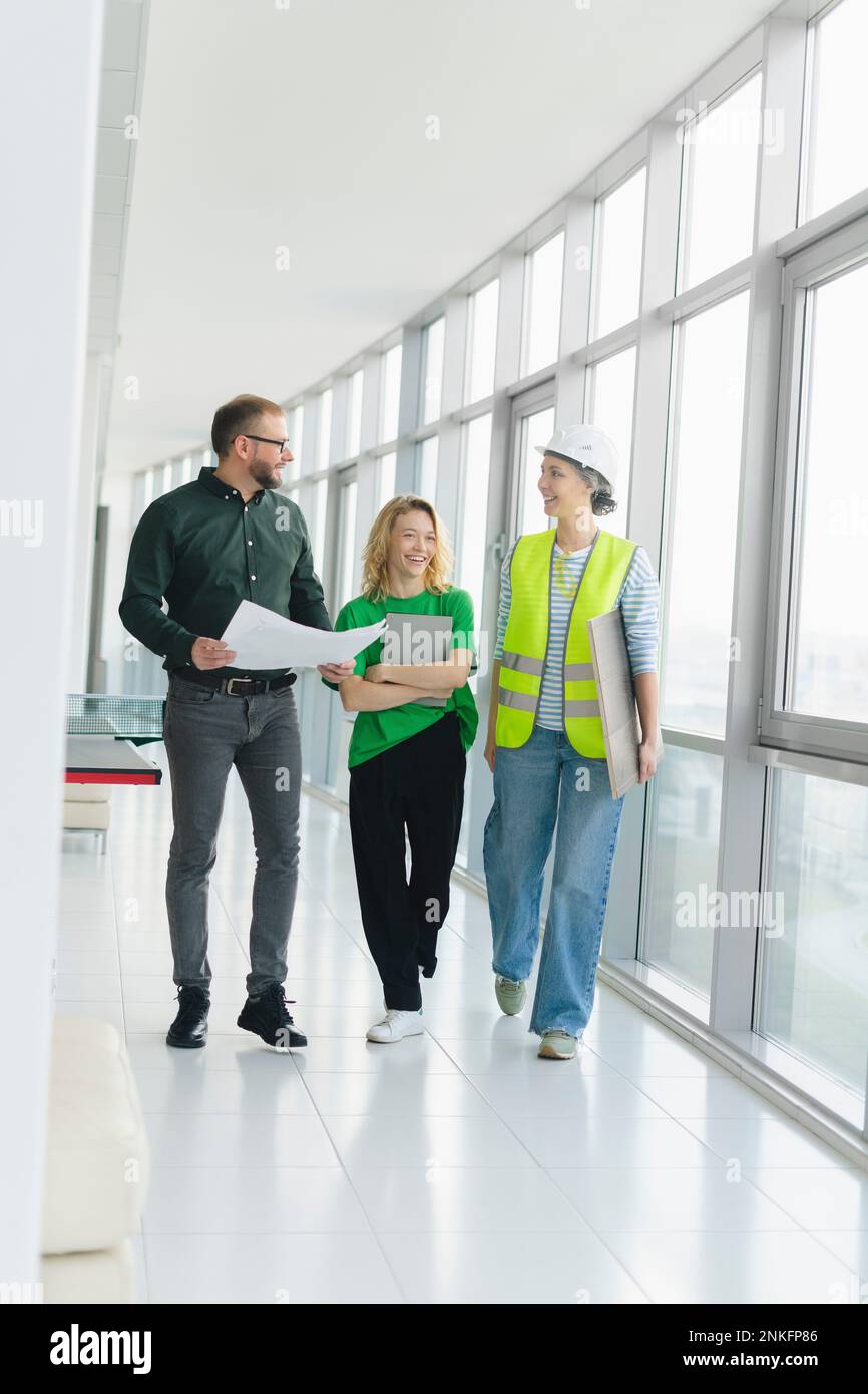 Happy office employee hi-res stock photography and images - Alamy