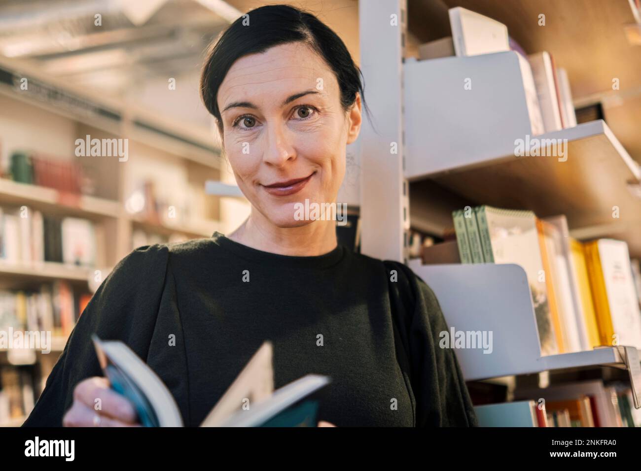 Mature woman library hi-res stock photography and images - Alamy