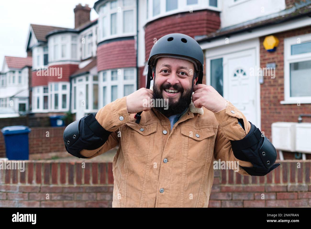 Happy man outside hi-res stock photography and images - Alamy