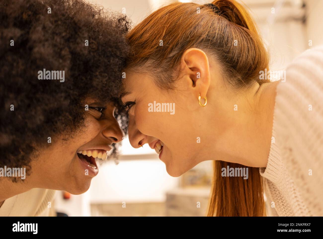 Heads bonding hi-res stock photography and images - Alamy