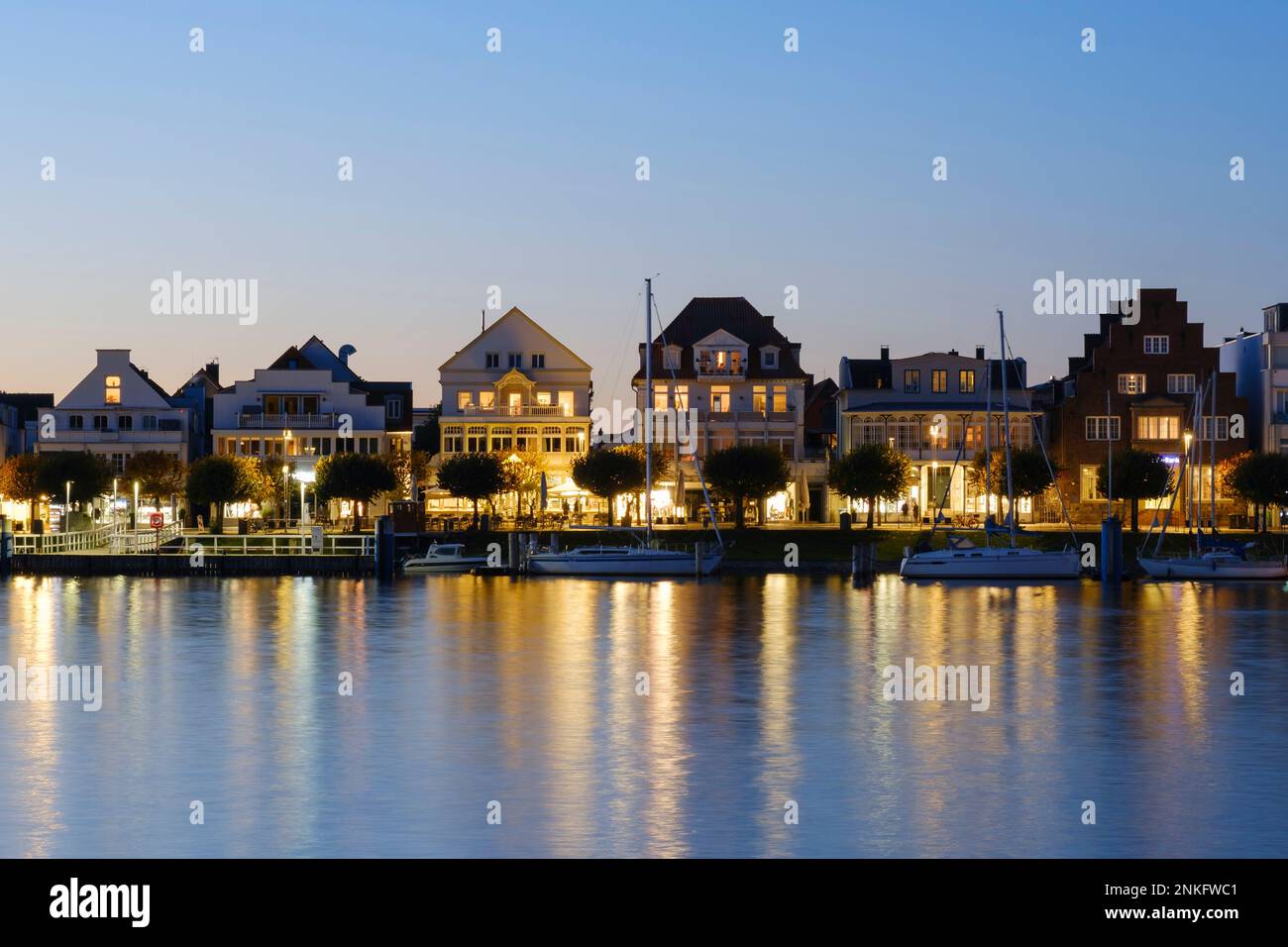 Row riverside villas dusk hi-res stock photography and images - Alamy