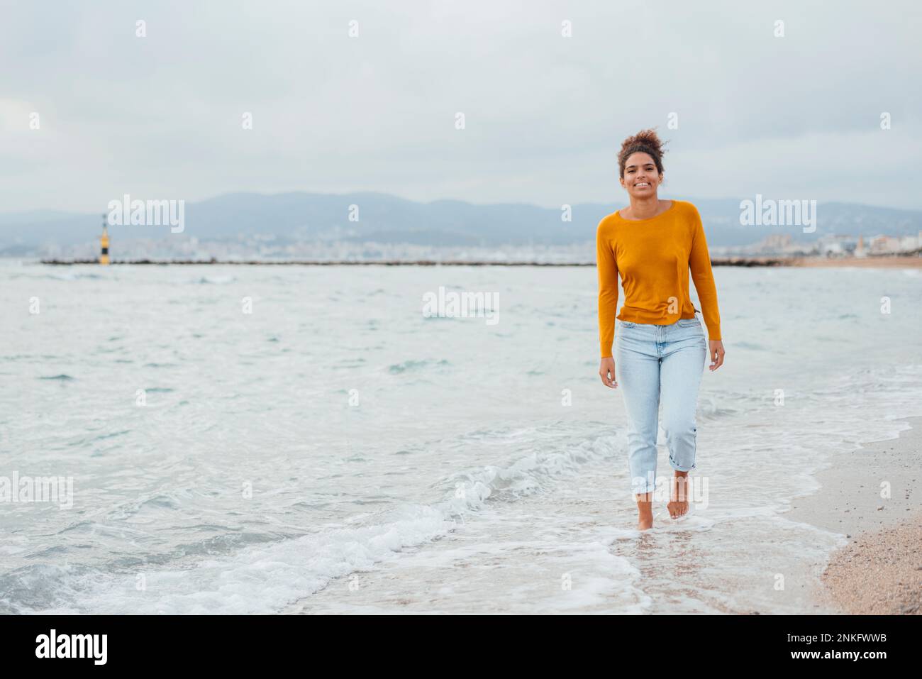 Seashore walking hi-res stock photography and images - Alamy