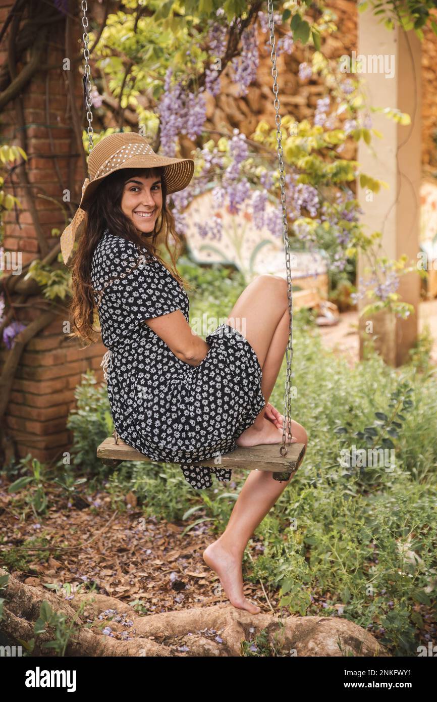 Tree swing hi-res stock photography and images - Alamy