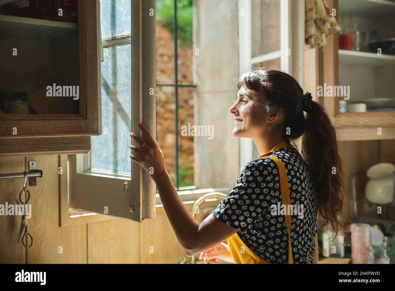 Light through kitchen window hi-res stock photography and images - Alamy