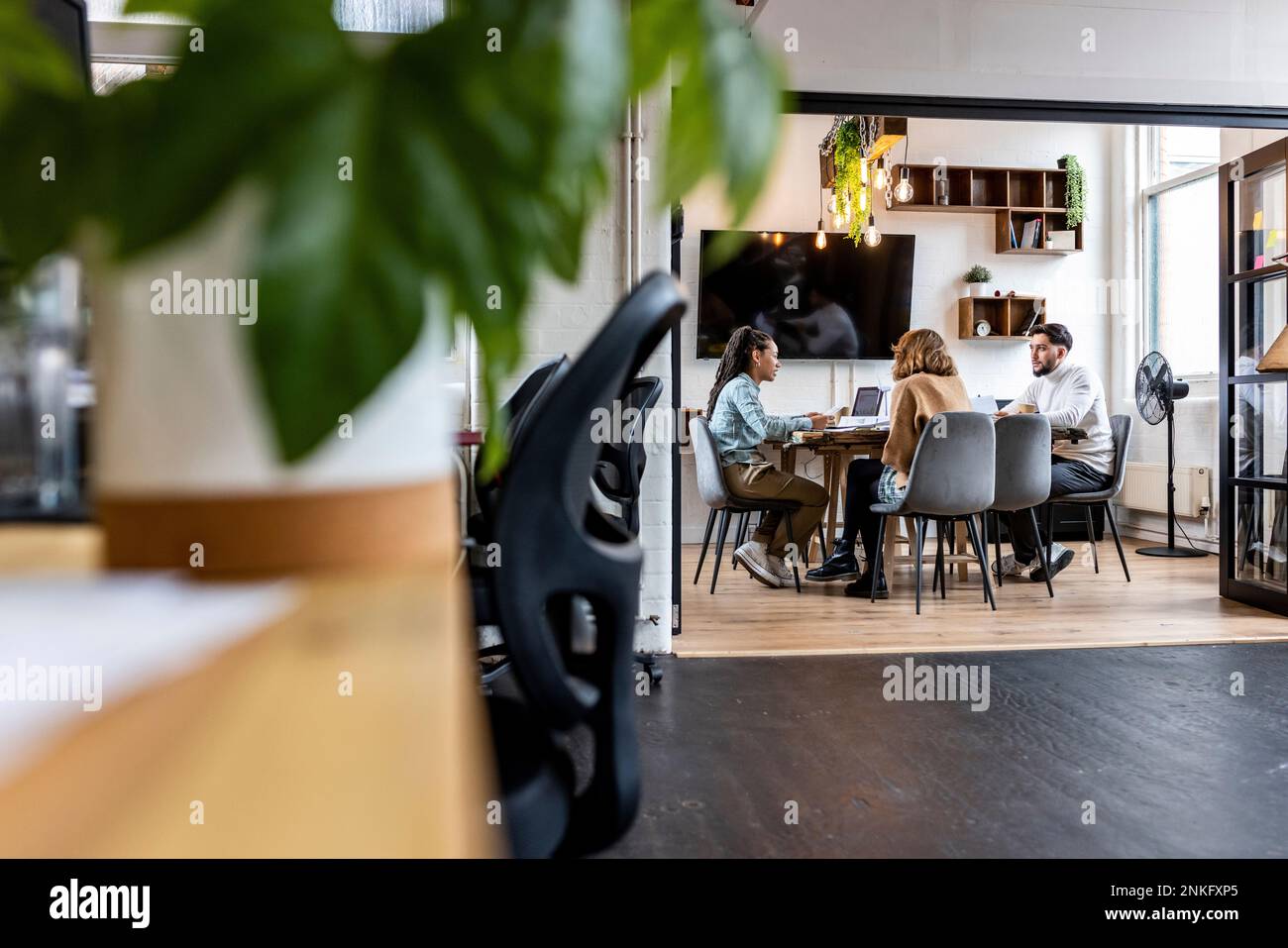 Meeting room people screen hi-res stock photography and images - Alamy