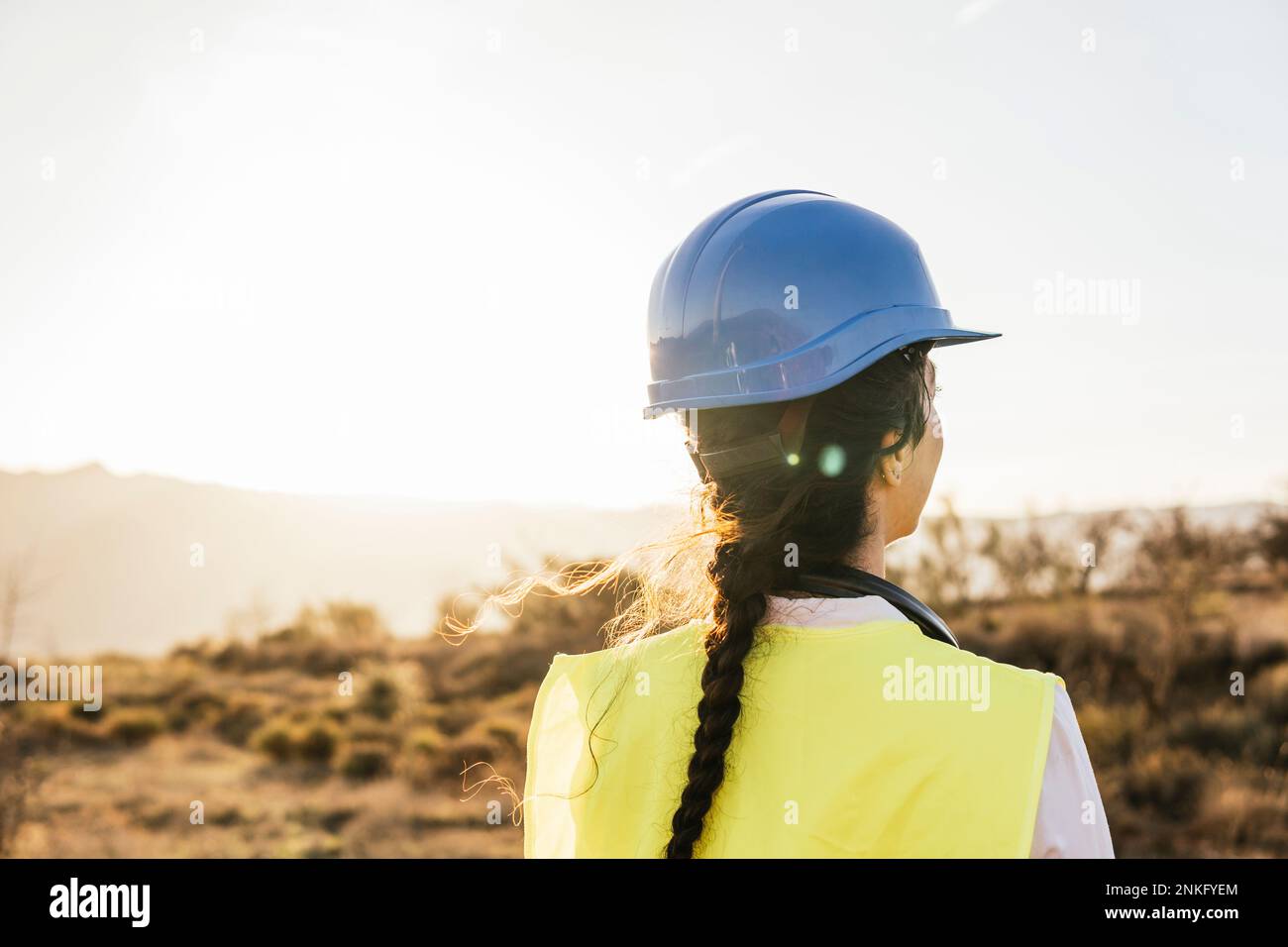 Engineer with braided hair wearing hardhat Stock Photo - Alamy