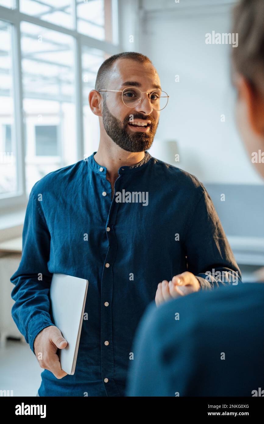 Woman explaining home couple hi-res stock photography and images - Alamy